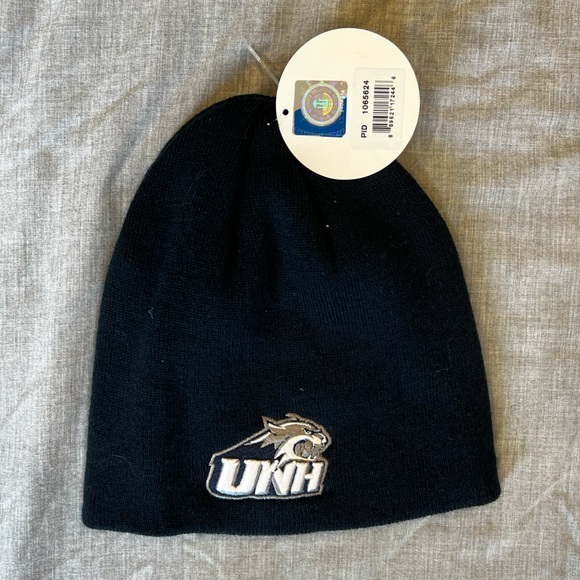 Top of the World | Accessories | Nwt Unh Beanie | Poshmark